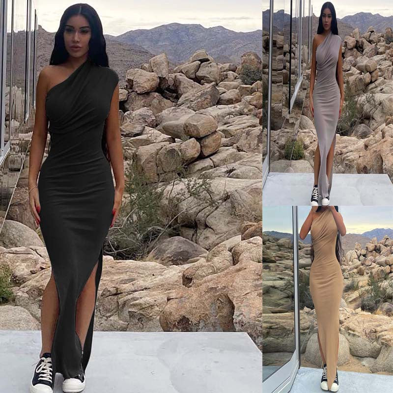 Figurbetontes Maxikleid mit asymmetrischem Ausschnitt und hohem Schlit ...