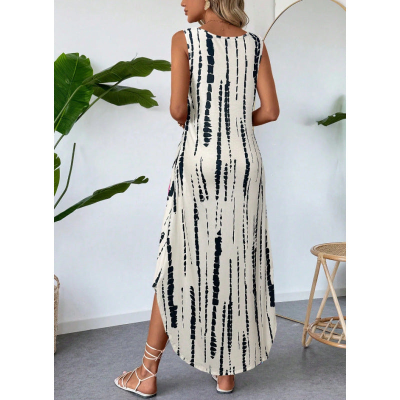 Langes, farbenfrohes Damenmaxikleid mit Seitentaschen und hohem Schlit ...